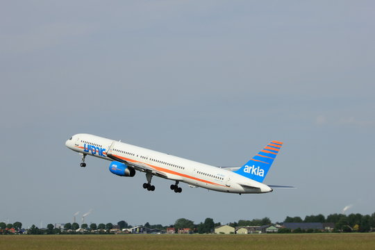 Afbeeldingen over "Boeing 757" – Blader in stockfoto's, vectoren en ...