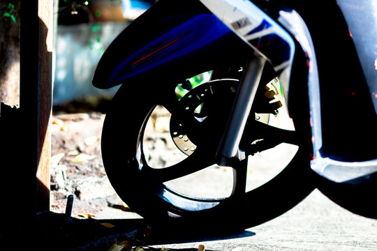 Afbeeldingen over "Motorcycle Wheel" – Blader in stockfoto's, vectoren ...