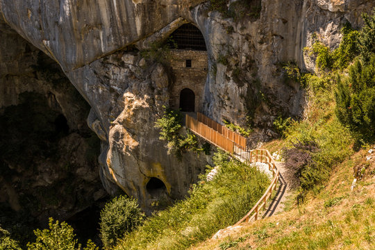 Postojna 画像 - 参照 2,725 Stock 写真、ベクターおよびビデオ | Adobe Stock