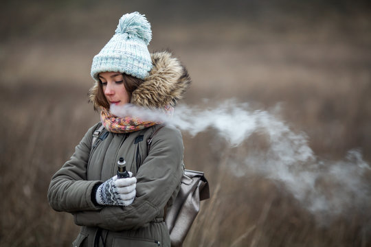 "Vaping Woman" Bilder – Durchsuchen 55 Archivfotos, Vektorgrafiken und ...