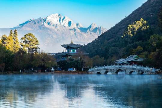 Imágenes de Lijiang: descubre bancos de fotos, ilustraciones, vectores ...