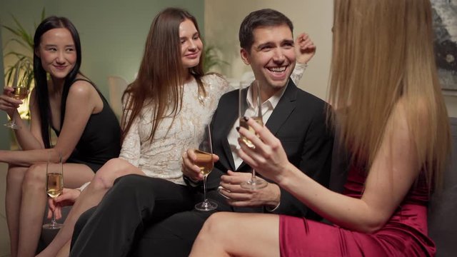 「Womanizer」の写真素材 | 7,087件の無料イラスト画像 | Adobe Stock