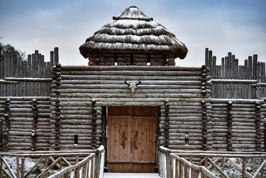 Wooden Fort Bilder – Durchsuchen 23,494 Archivfotos, Vektorgrafiken und ...