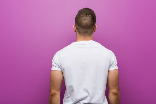 Man Facing Backwards Bilder – Durchsuchen 2,550 Archivfotos ...