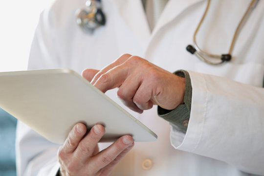 Doctor Using Ipad Images – Browse 1,077 Stock Photos, Vectors, and ...