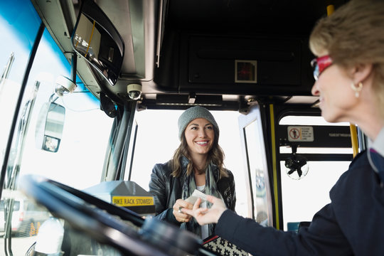 Busfahrerin Bilder – Durchsuchen 27,063 Archivfotos, Vektorgrafiken und ...