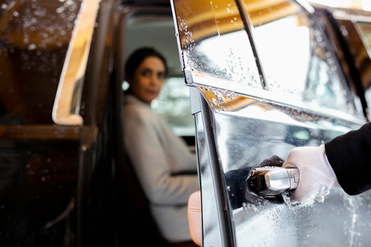 Hotelportier Bilder – Durchsuchen 5,633 Archivfotos, Vektorgrafiken und ...