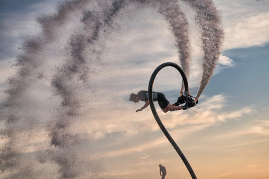 Flyboarding Bilder – Durchsuchen 1,126 Archivfotos, Vektorgrafiken und ...