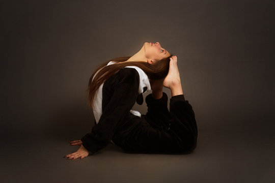 Backbend Black Bilder Durchsuchen 1037 Archivfotos Vektorgrafiken Und Videos Adobe Stock