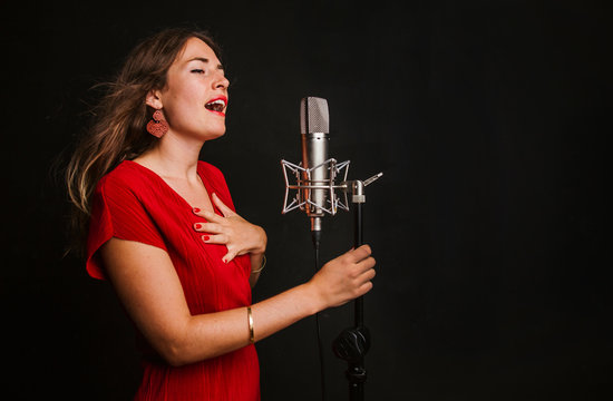 Singing 이미지 – 찾아보기 720,953 스톡 사진, 벡터 및 비디오 | Adobe Stock