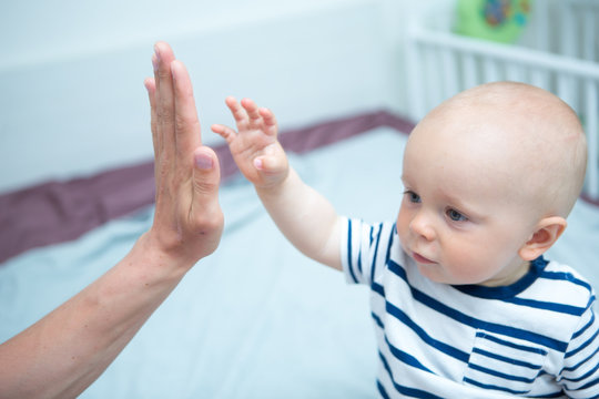 801 BEST High Five Baby IMAGES, STOCK PHOTOS & VECTORS | Adobe Stock