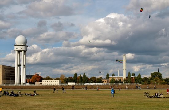 Tempelhofer Feld"」の写真素材 | 412件の無料イラスト画像 | Adobe Stock