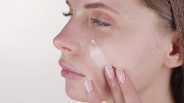 Woman Putting Lotion On Face Images – Browse 6,139 Stock Photos ...