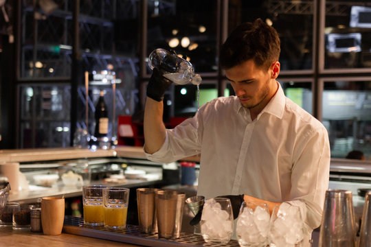 Barkeeping Bilder – Durchsuchen 1,179 Archivfotos, Vektorgrafiken und ...