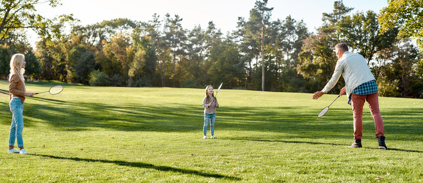 Family Playing Badminton Images – Browse 1,470 Stock Photos, Vectors ...