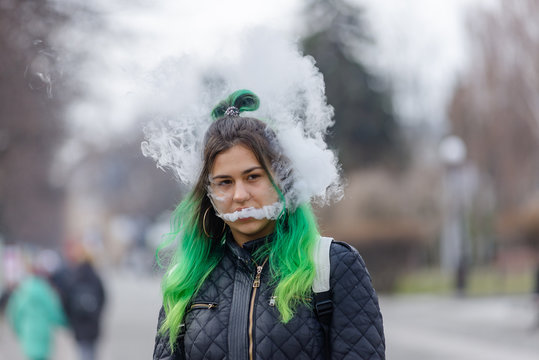 Afbeeldingen over "Vaping Device" – Blader in stockfoto's, vectoren en ...