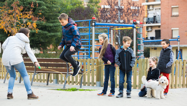 Jumpsies bilder – Bläddra bland 69 stockfoton, vektorer och videor ...