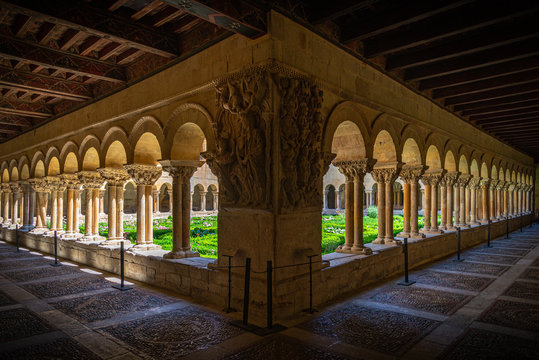 Arcada bilder – Bläddra bland 3,337 stockfoton, vektorer och videor ...