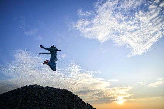 Leaping Woman Bilder – Durchsuchen 493,271 Archivfotos, Vektorgrafiken ...