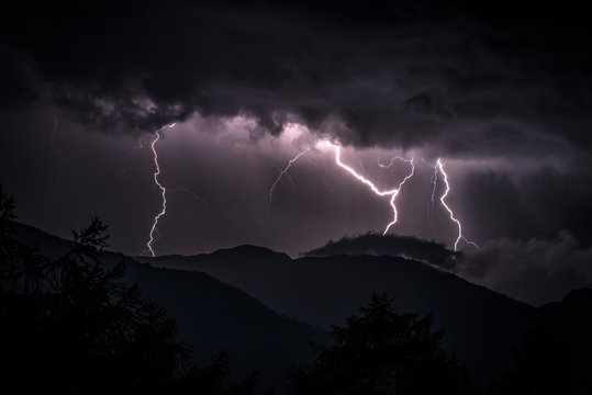 T-Storm Bilder – Durchsuchen 329,114 Archivfotos, Vektorgrafiken und ...