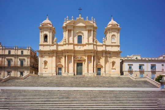 Kirchenfassade Bilder – Durchsuchen 669,389 Archivfotos, Vektorgrafiken ...