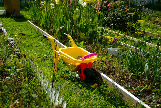 Handbarrow bilder – Bläddra bland 517 stockfoton, vektorer och videor ...