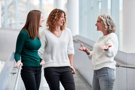 รูปภาพInteracting – เลือกดูภาพถ่ายสต็อก เวกเตอร์ และวิดีโอ176,823 ...