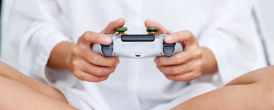 รูปภาพGame Controller In Hand – เลือกดูภาพถ่ายสต็อก เวกเตอร์ และวิดีโอ ...