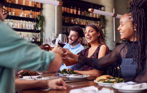 รูปภาพ"Making A Toast" – เลือกดูภาพถ่ายสต็อก เวกเตอร์ และวิดีโอ3,161 ...