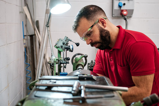 รูปภาพToolroom – เลือกดูภาพถ่ายสต็อก เวกเตอร์ และวิดีโอ1,828 | Adobe Stock