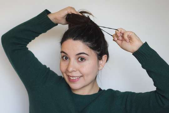 Tying Hair"」の写真素材 | 272件の無料イラスト画像 | Adobe Stock