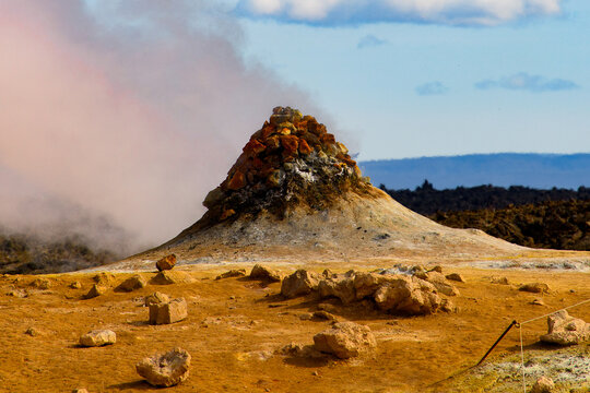 Imágenes de Fumarola: descubre bancos de fotos, ilustraciones, vectores ...