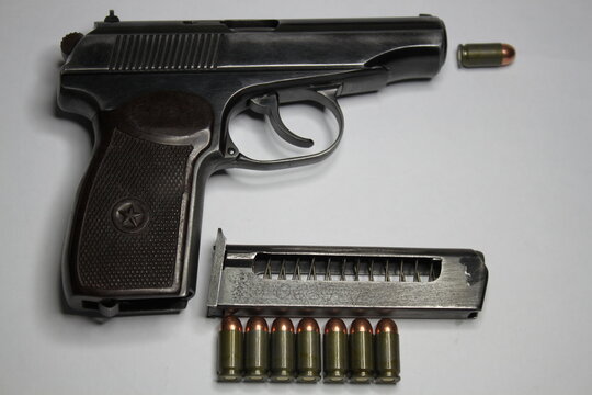 Afbeeldingen over "Makarov Pistol" – Blader in stockfoto's, vectoren en ...