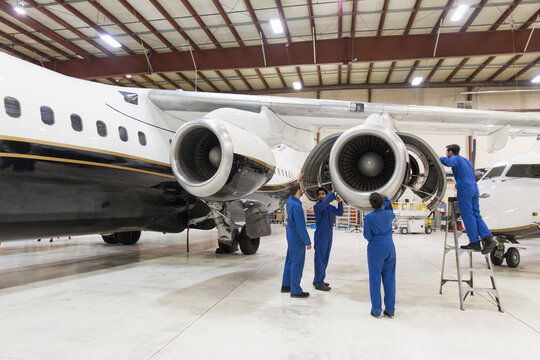 รูปภาพAirplane – เลือกดูภาพถ่ายสต็อก เวกเตอร์ และวิดีโอ1,962,798 ...