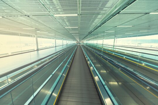 รูปภาพTravelator – เลือกดูภาพถ่ายสต็อก เวกเตอร์ และวิดีโอ1,058 | Adobe ...