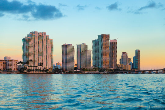 Miami Beach Skyscraper Bilder – Durchsuchen 14,509 Archivfotos ...