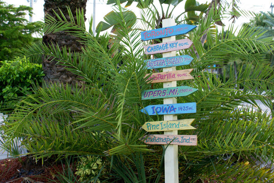 Beach Directional Sign Images – Browse 11,511 Stock Photos, Vectors ...