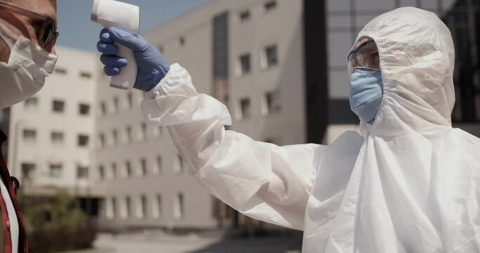 Student Temperature Check Images – Browse 920 Stock Photos, Vectors ...