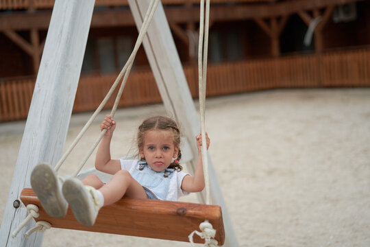 Toddler Girl Swing Bilder – Durchsuchen 14,834 Archivfotos ...