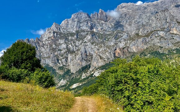 รูปภาพEscarpado – เลือกดูภาพถ่ายสต็อก เวกเตอร์ และวิดีโอ2,722 | Adobe Stock