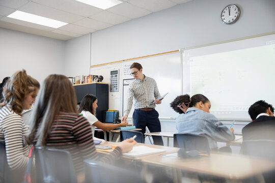 Imágenes de Aula: descubre bancos de fotos, ilustraciones, vectores y ...
