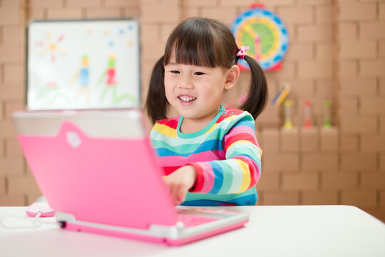 Young Children E-Learning Images – Browse 18,295 Stock Photos, Vectors ...