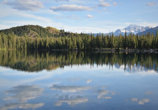 Afbeeldingen over "Canadian Landscape" – Blader in stockfoto's ...