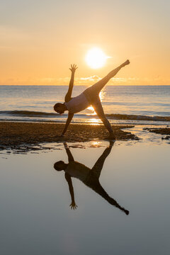 "Half Moon Pose" Bilder – Durchsuchen 253 Archivfotos, Vektorgrafiken ...