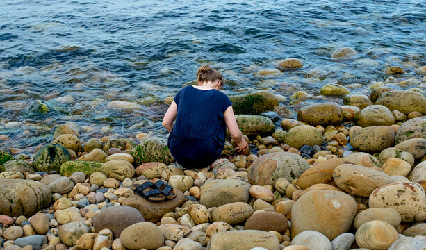"Throwing Rocks"-Bilder: Stock-Fotos & -Videos. | Adobe Stock