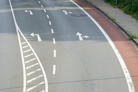 Markierten Fahrstreifen Mit Richtungspfeilen