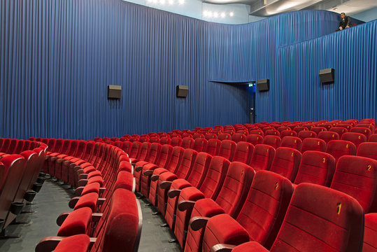 Kinosaal Bilder – Durchsuchen 923 Archivfotos, Vektorgrafiken und ...