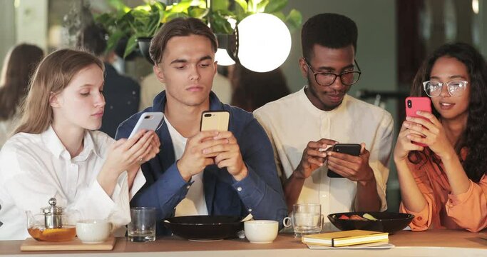 Phubbing Imagens – Procure 2,464 fotos, vetores e vídeos | Adobe Stock Phubbing Imagens – Procure 2,464 fotos, vetores e vídeos | Adobe Stock