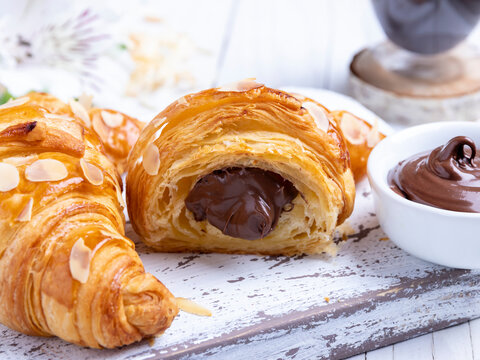 Mandel-Croissant Bilder – Durchsuchen 7,109 Archivfotos, Vektorgrafiken ...