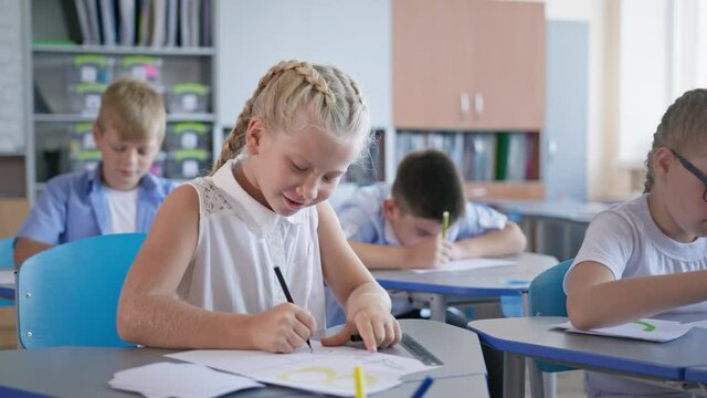 Classwork Bilder – Durchsuchen 2,354 Archivfotos, Vektorgrafiken und ...